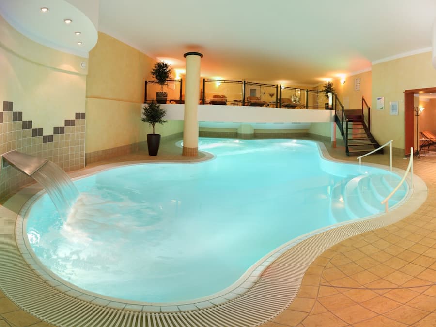 Piscina interna, piscina externa sazonal, guarda-sóis, espreguiçadeiras