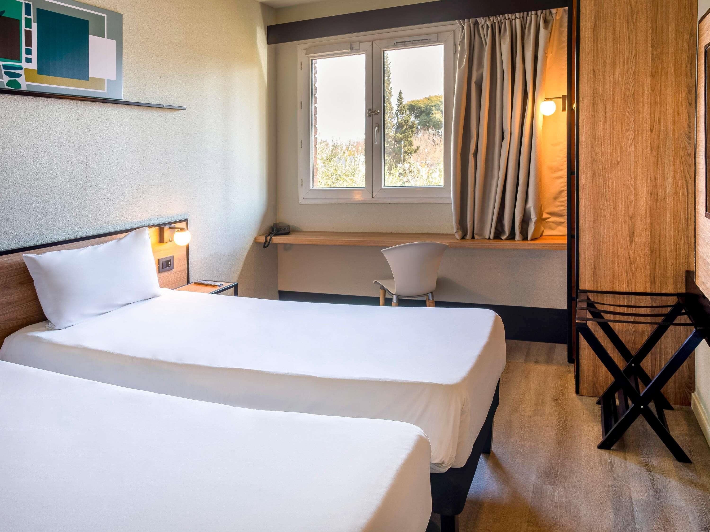 Quarto standard, 2 camas de solteiro | Frigobar, escrivaninha, cortinas blackout, quartos à prova de som