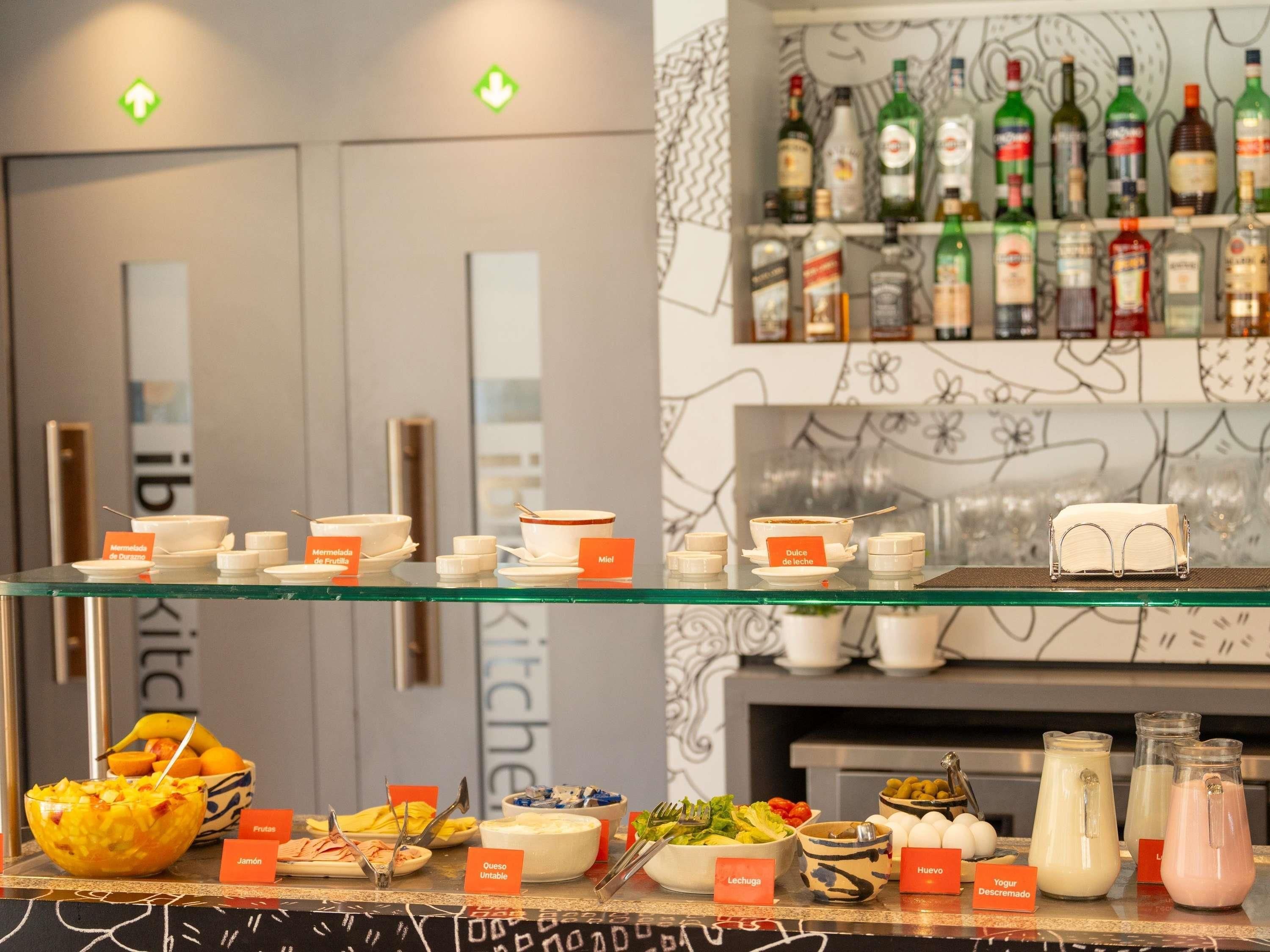 Uma área de buffet com diversos alimentos e acompanhamentos.