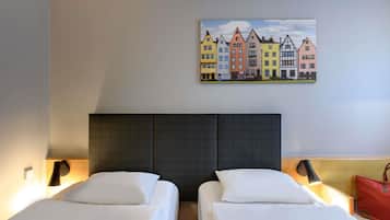 Quarto Twin Standard, 2 camas individuais | Secretária, cortinas/cortinados opacos, quartos insonorizados