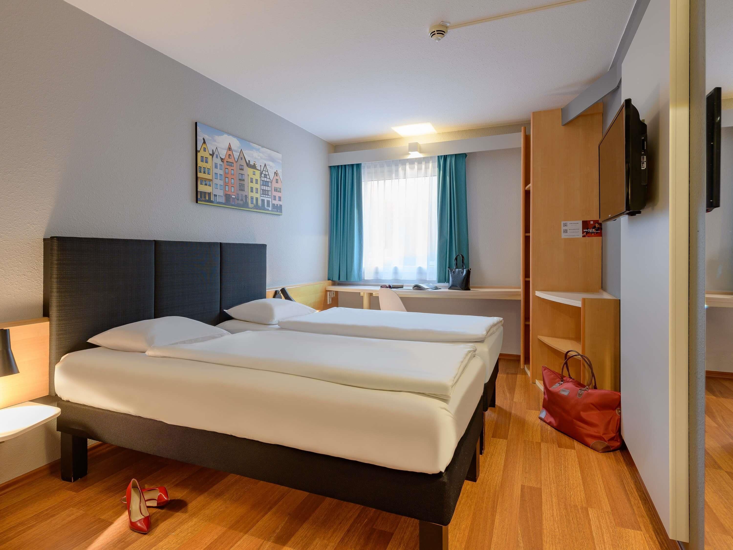 Quarto duplo standard, 2 camas de solteiro | Escrivaninha, cortinas blackout, quartos à prova de som