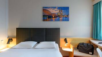 Quarto Standard, 1 cama de casal | Secretária, cortinas/cortinados opacos, quartos insonorizados