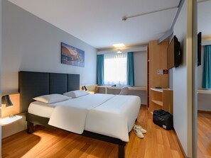Quarto Standard, 1 cama de casal | Secretária, cortinas/cortinados opacos, quartos insonorizados 