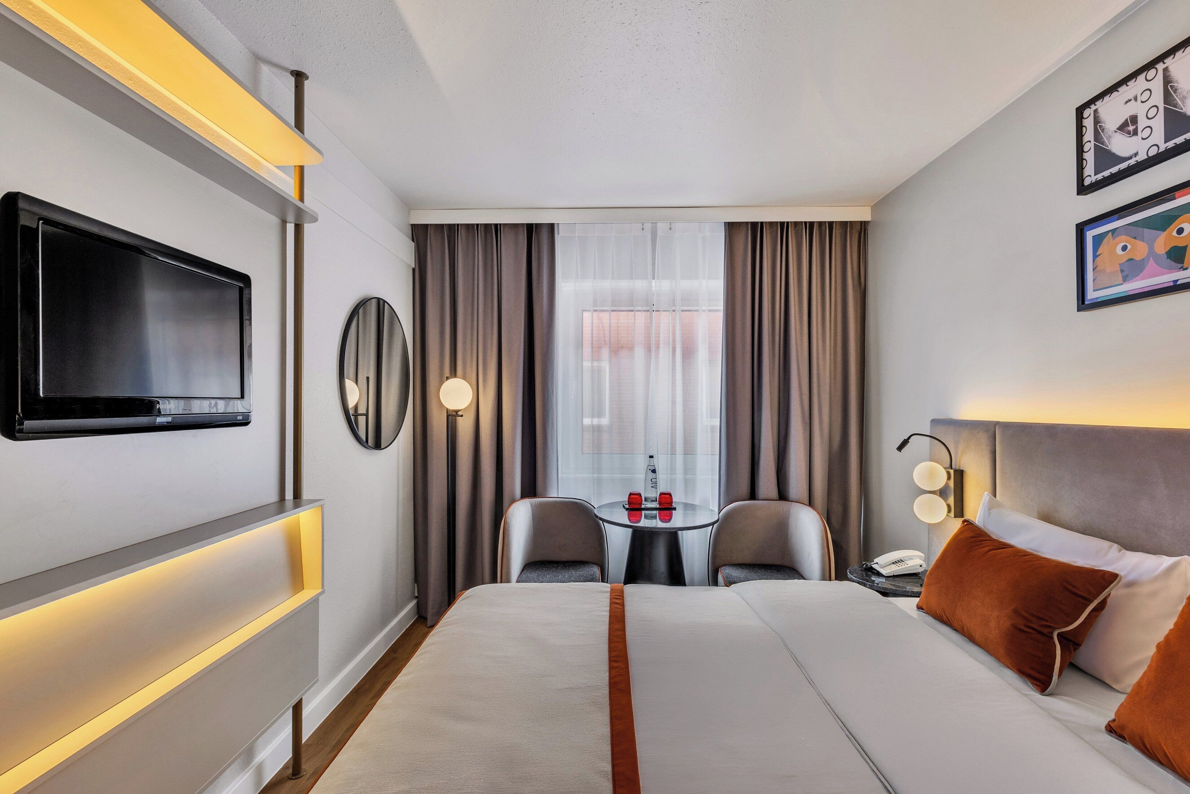 Quarto Duplo Comfort | Roupa hipoalergénica, minibar, cofre no quarto, secretária 