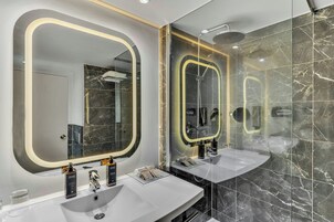 Quarto Twin Superior | Casa de banho | Uma combinação polibã/banheira, artigos de higiene ecológicos 