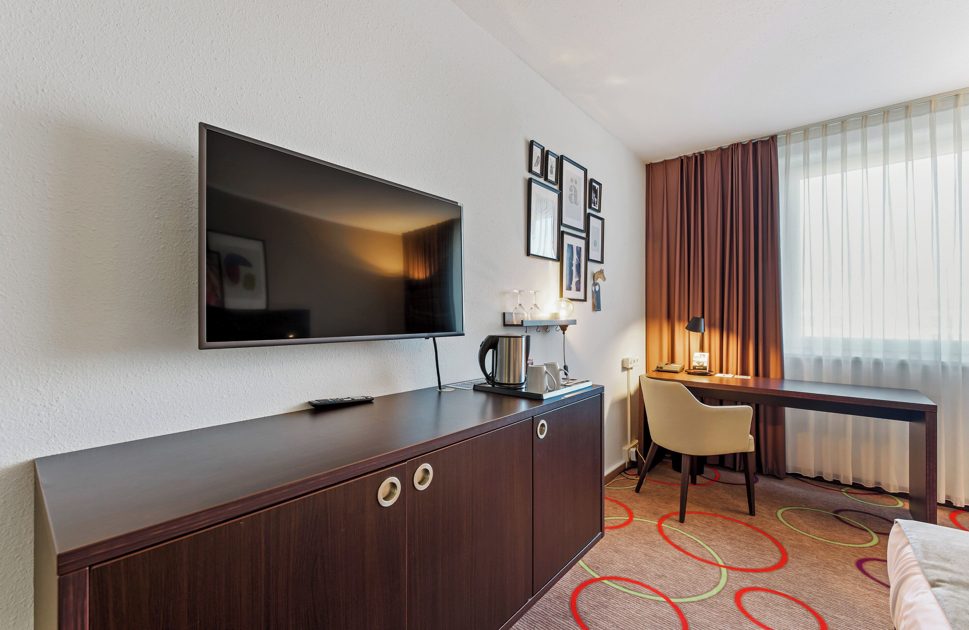 Roupa hipoalergénica, minibar, cofre no quarto, secretária 