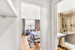 Roupa hipoalergénica, minibar, cofre no quarto, secretária