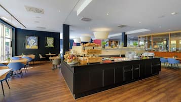 Pequeno-almoço tipo buffet diário (24 EUR por pessoa)