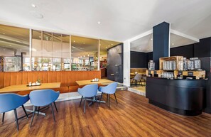 Pequenos-almoços, almoços, jantares servidos, junto à piscina 