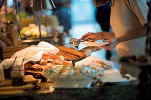 Café da manhã com buffet todos os dias mediante uma taxa