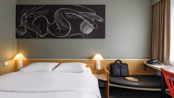 Zimmer mit 1 Doppelbett (160 x 200 cm), neues Schlafkomfort-Konzept | Roupas de cama antialérgicas, cofres nos quartos, escrivaninha