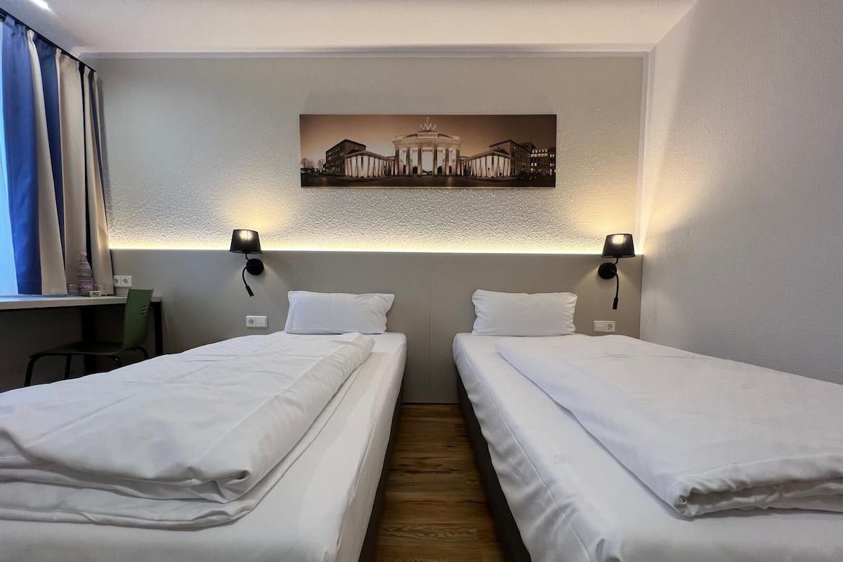 Quarto Twin | Cofre no quarto, secretária, berços/camas para crianças grátis