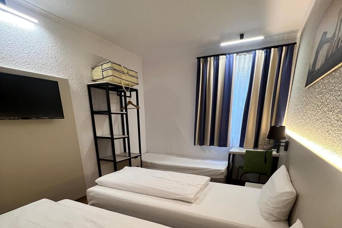 Quarto Triplo | Cofre no quarto, secretária, berços/camas para crianças grátis