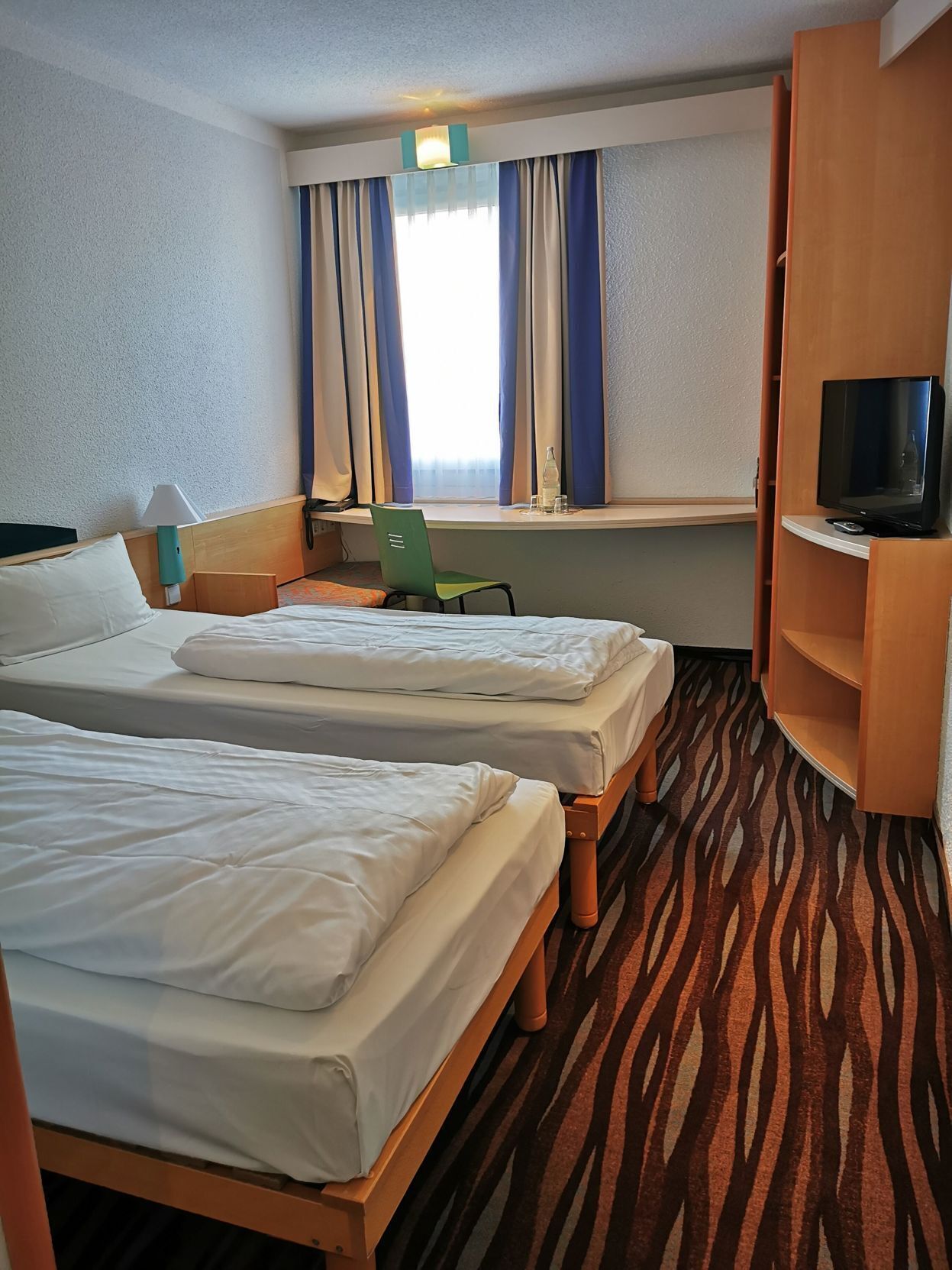 Cofres nos quartos, escrivaninha, Wi-Fi de cortesia, despertadores