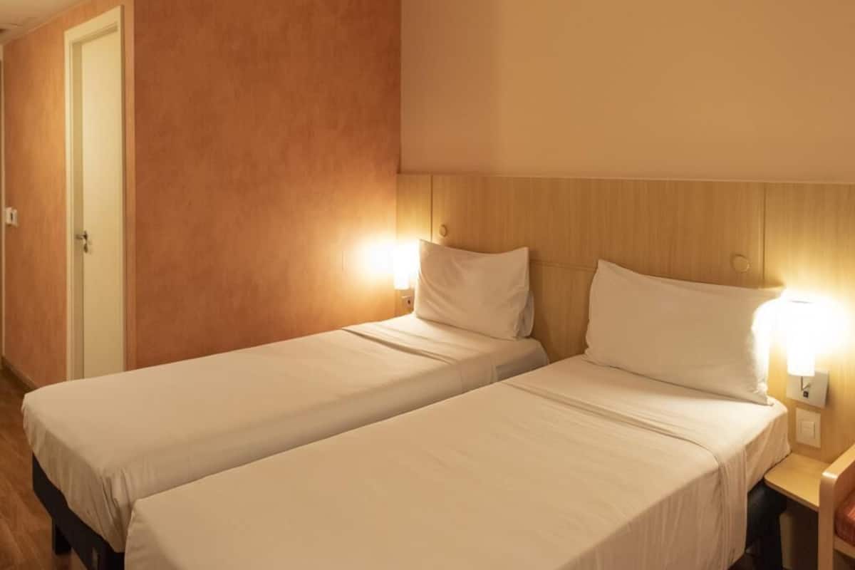 Apartamento Standard, 2 camas individuais | Cofre no quarto, com mobília individualizada, secretária