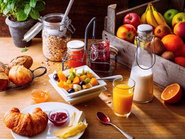 Pequeno-almoço tipo buffet diário mediante uma taxa 