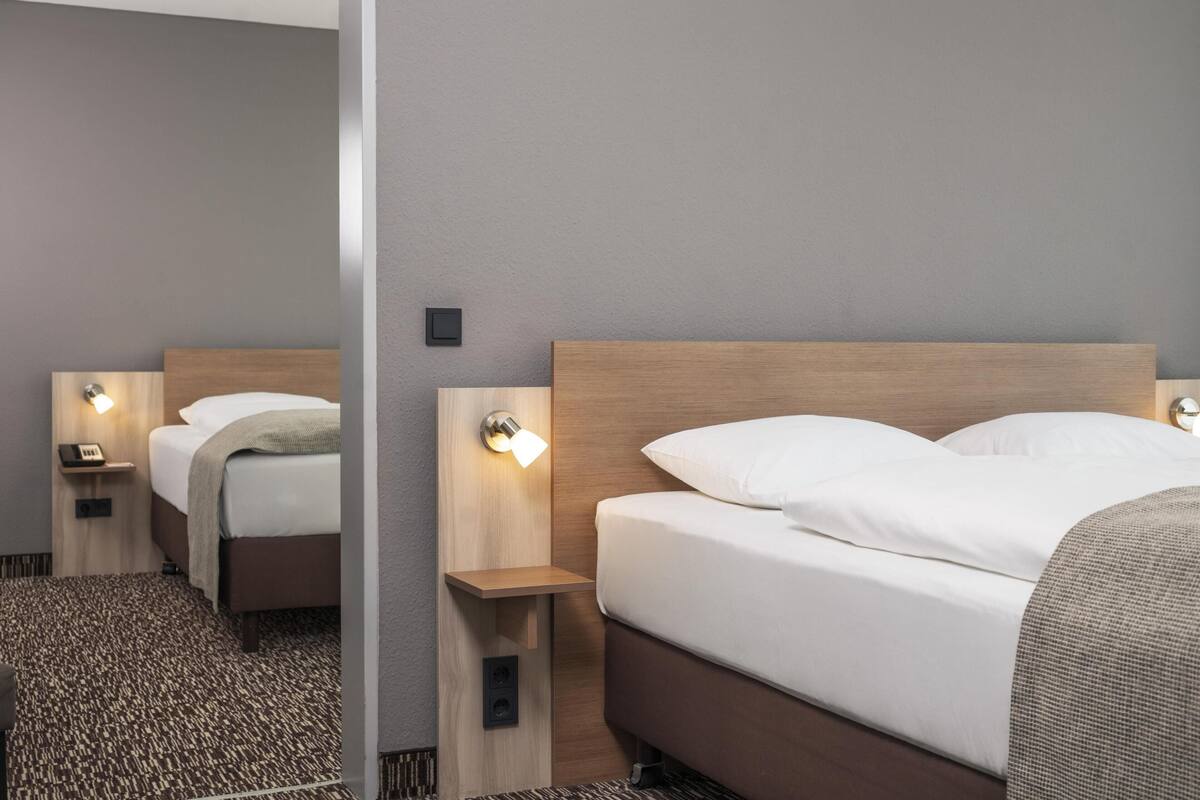 Quarto Familiar, várias camas | Roupa hipoalergénica, secretária 