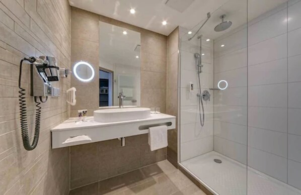 Quarto Deluxe, 2 camas individuais | Casa de banho | Um polibã, um chuveiro fixo, artigos de higiene ecológicos 