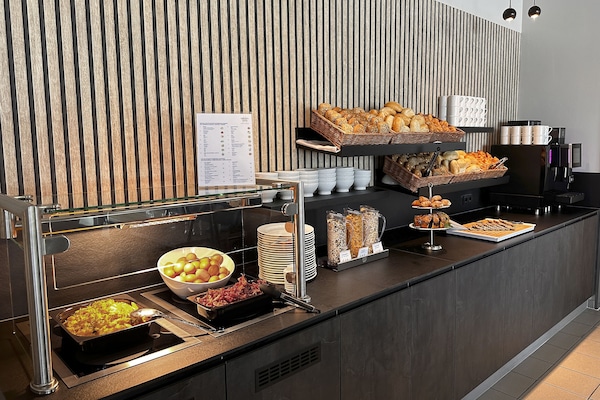 Pequeno-almoço tipo buffet diário (14 EUR por pessoa)