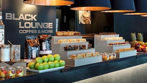 Balcão do Black Lounge Coffee & More com diversos doces, frutas e uma seleção de café e chá.