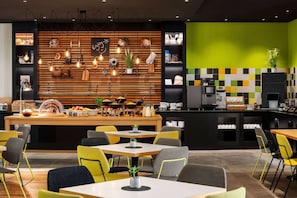 Pequeno-almoço tipo buffet diário mediante uma taxa