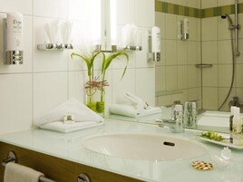 Quarto Duplo Standard | Casa de banho | Um polibã, artigos de higiene ecológicos, toalhas fornecidas 