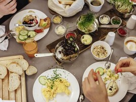 Pequeno-almoço tipo buffet diário mediante uma taxa 