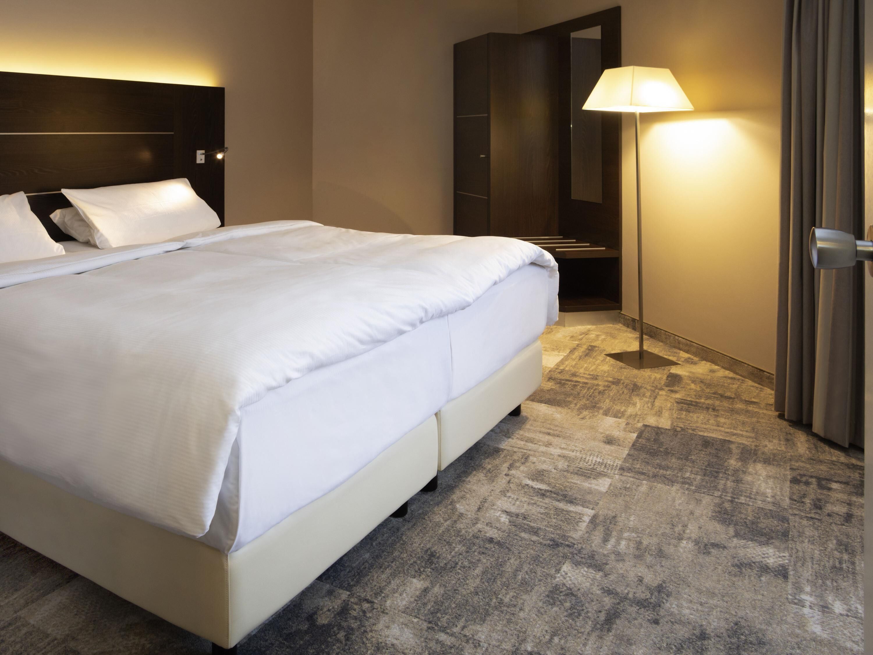 Suíte standard, 1 cama de casal e sofá-cama (separate living and sleeping areas) | Roupas de cama antialérgicas, cofres nos quartos, escrivaninha
