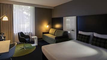 Quarto Privilege, Quarto Duplo Superior, 1 cama de casal e sofá-cama | Roupa de alta qualidade, secretária, ferro/tábua de engomar