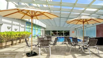 Piscina externa, espreguiçadeiras