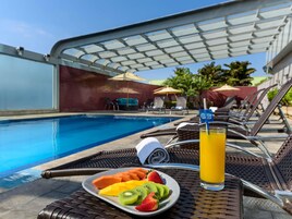 Piscina externa, espreguiçadeiras
