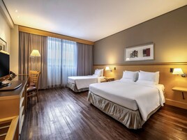 Quarto standard, várias camas | Frigobar, cofres nos quartos, escrivaninha, cortinas blackout