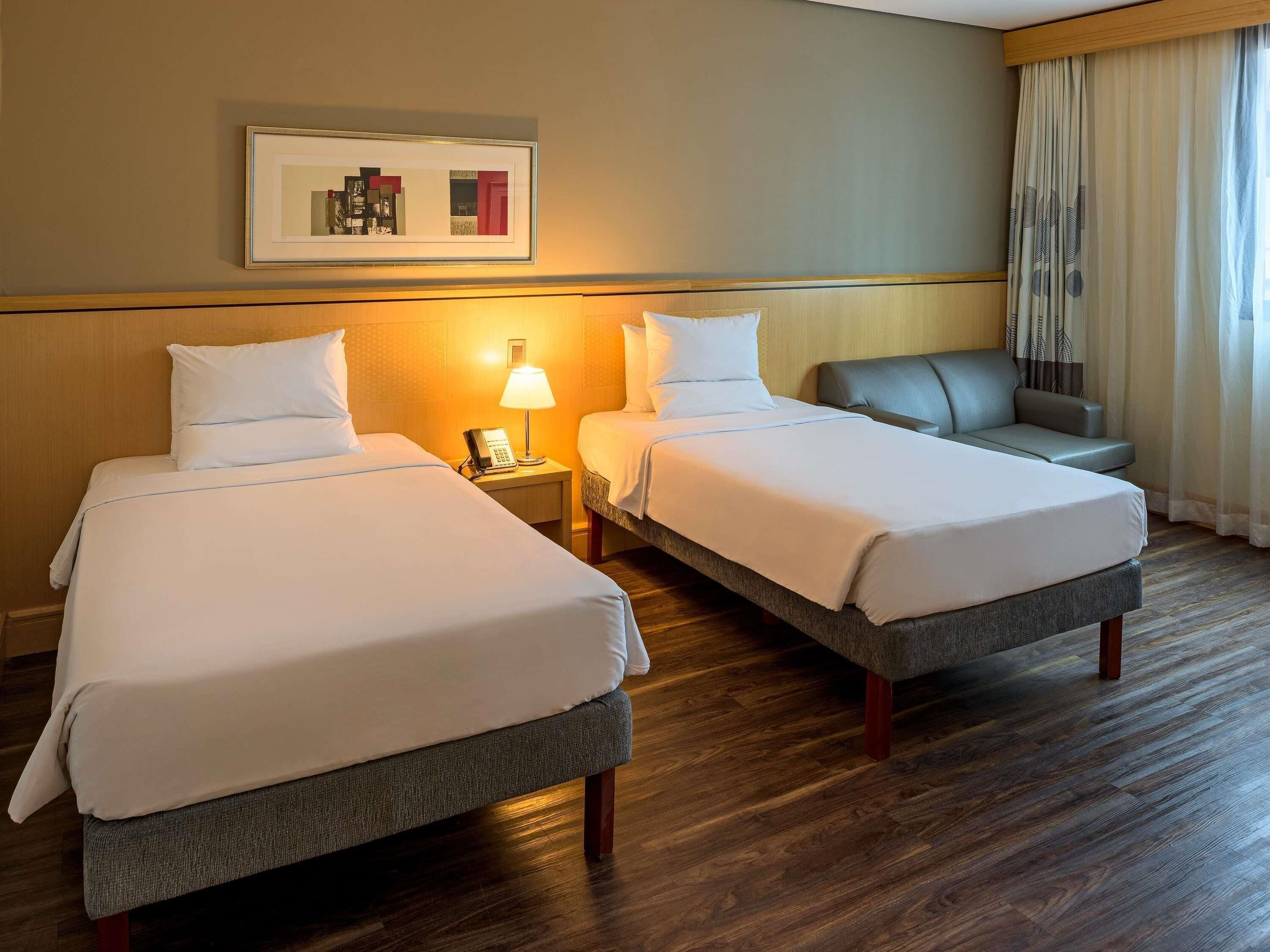 Quarto Standard, 2 camas individuais, acessível | Minibar, cofre no quarto, secretária, cortinas/cortinados opacos 