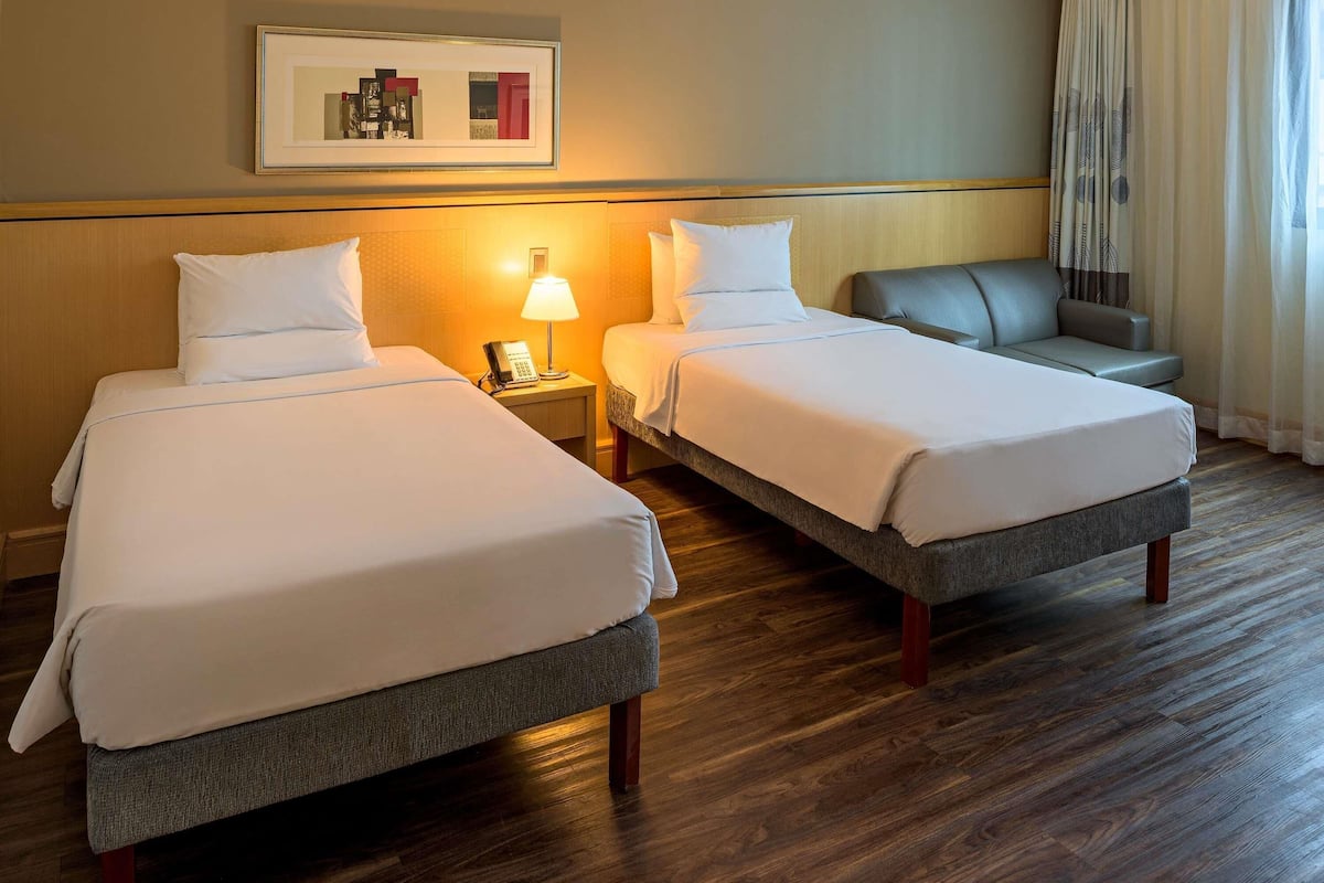 Quarto standard, 2 camas de solteiro, acessível | Frigobar, cofres nos quartos, escrivaninha, cortinas blackout