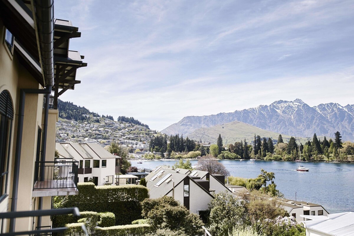 Zona residencial com vista para um lago e montanhas.