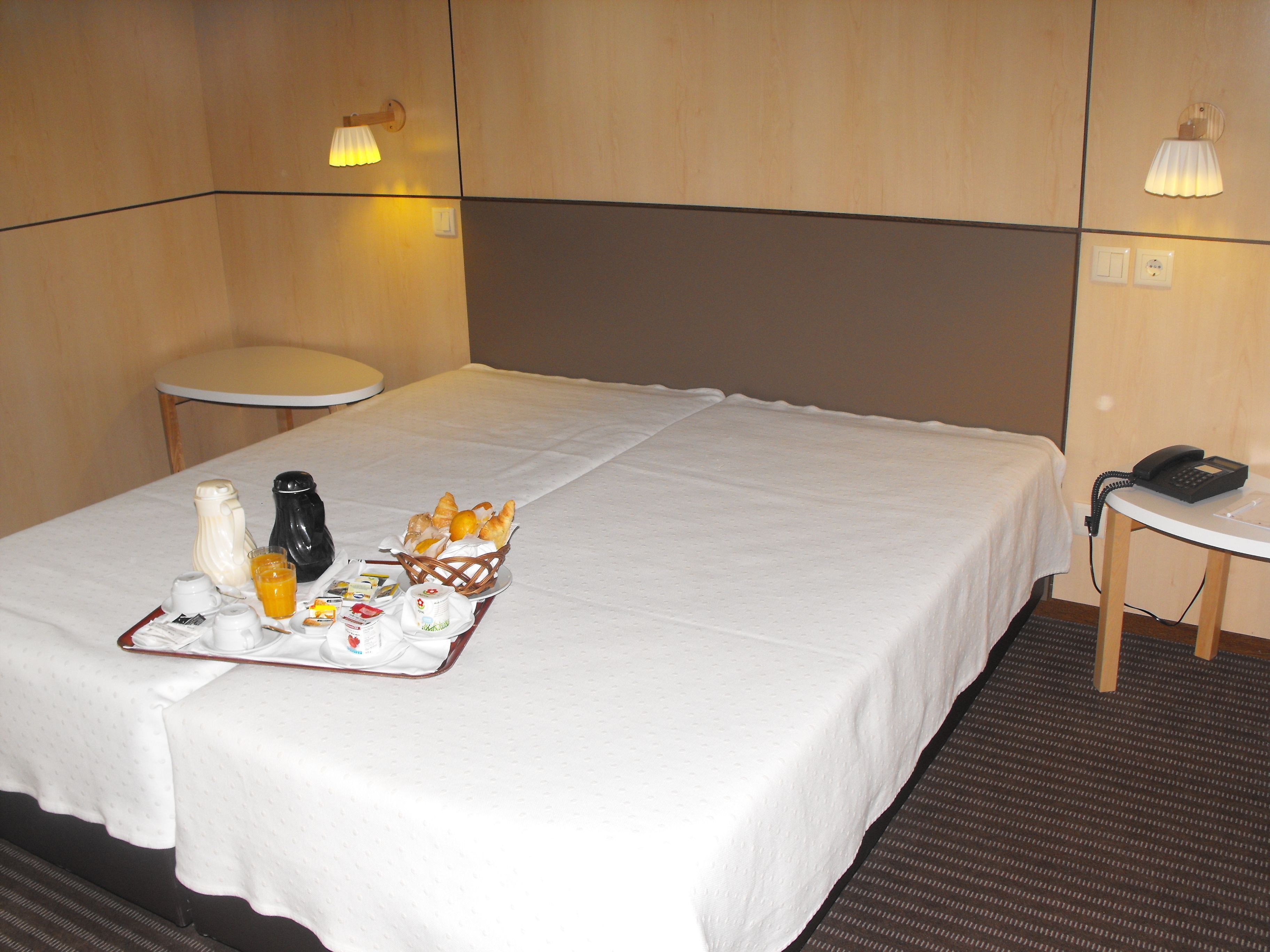 Minibar, cofre no quarto, secretária, cortinas/cortinados opacos 