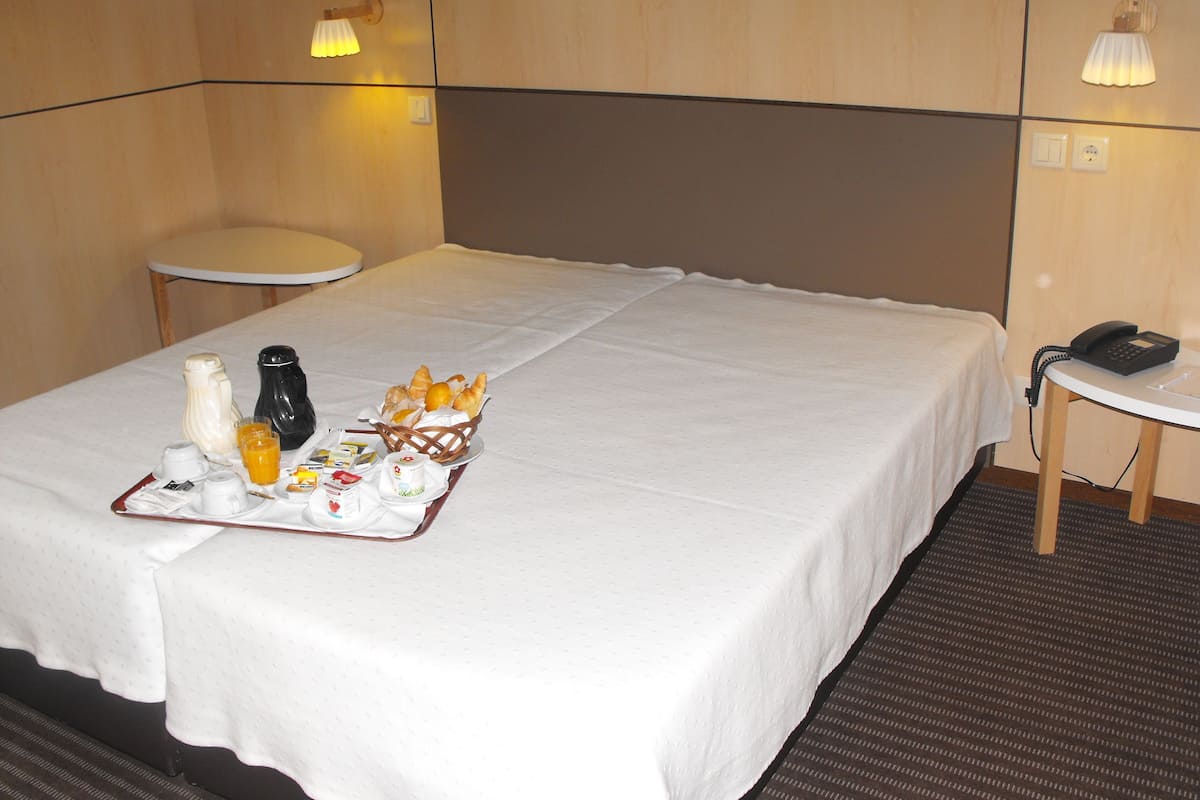 Frigobar, cofres nos quartos, escrivaninha, cortinas blackout