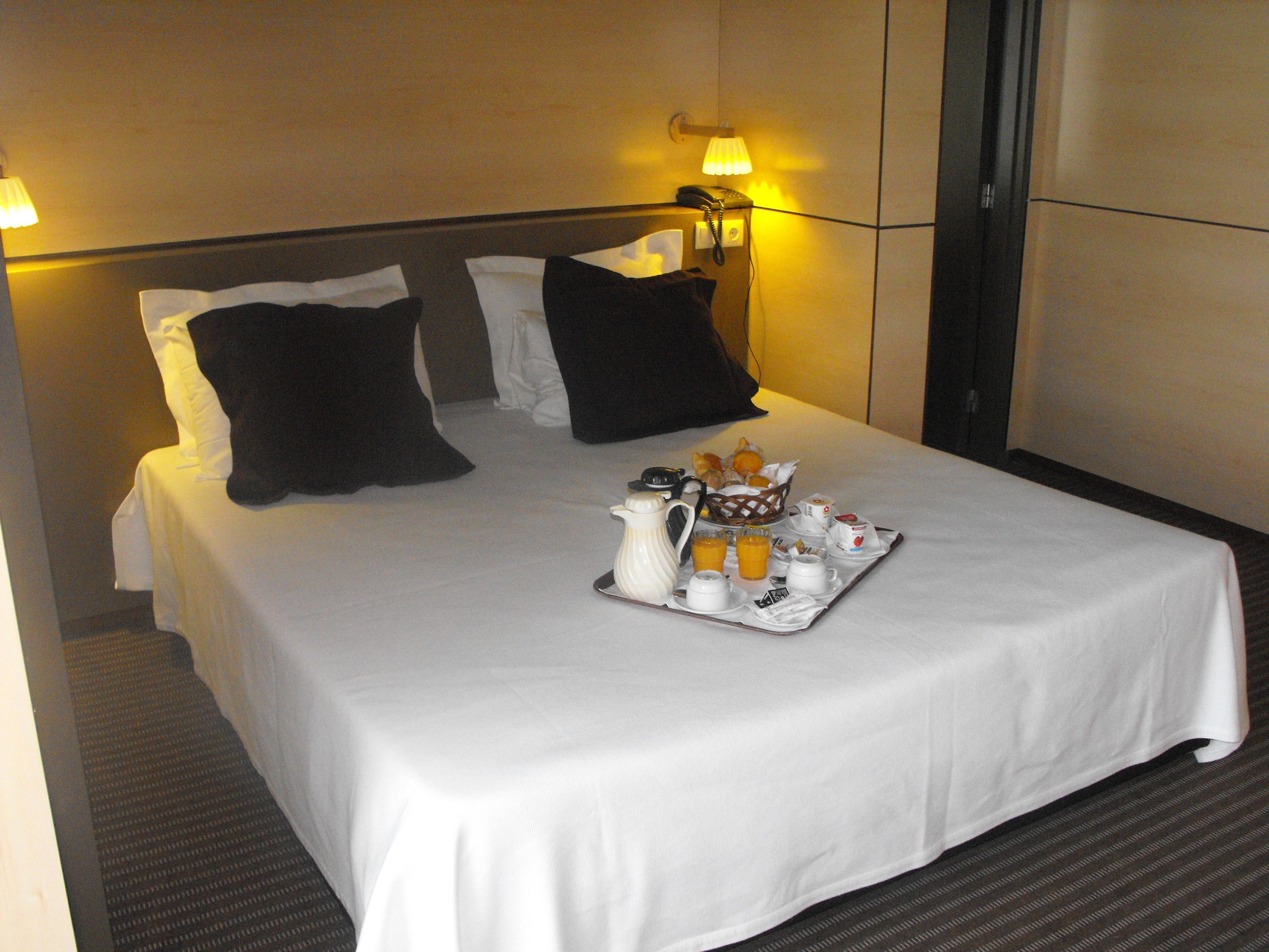 Minibar, cofre no quarto, secretária, cortinas/cortinados opacos 