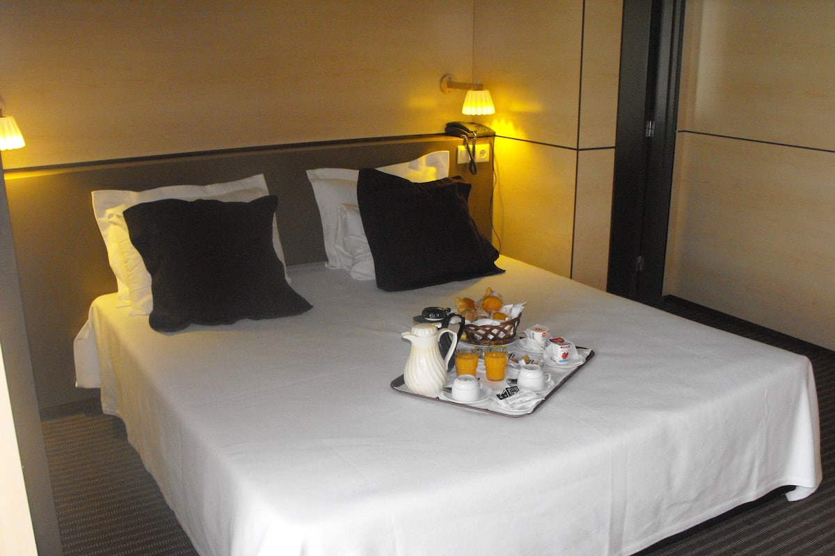 Frigobar, cofres nos quartos, escrivaninha, cortinas blackout