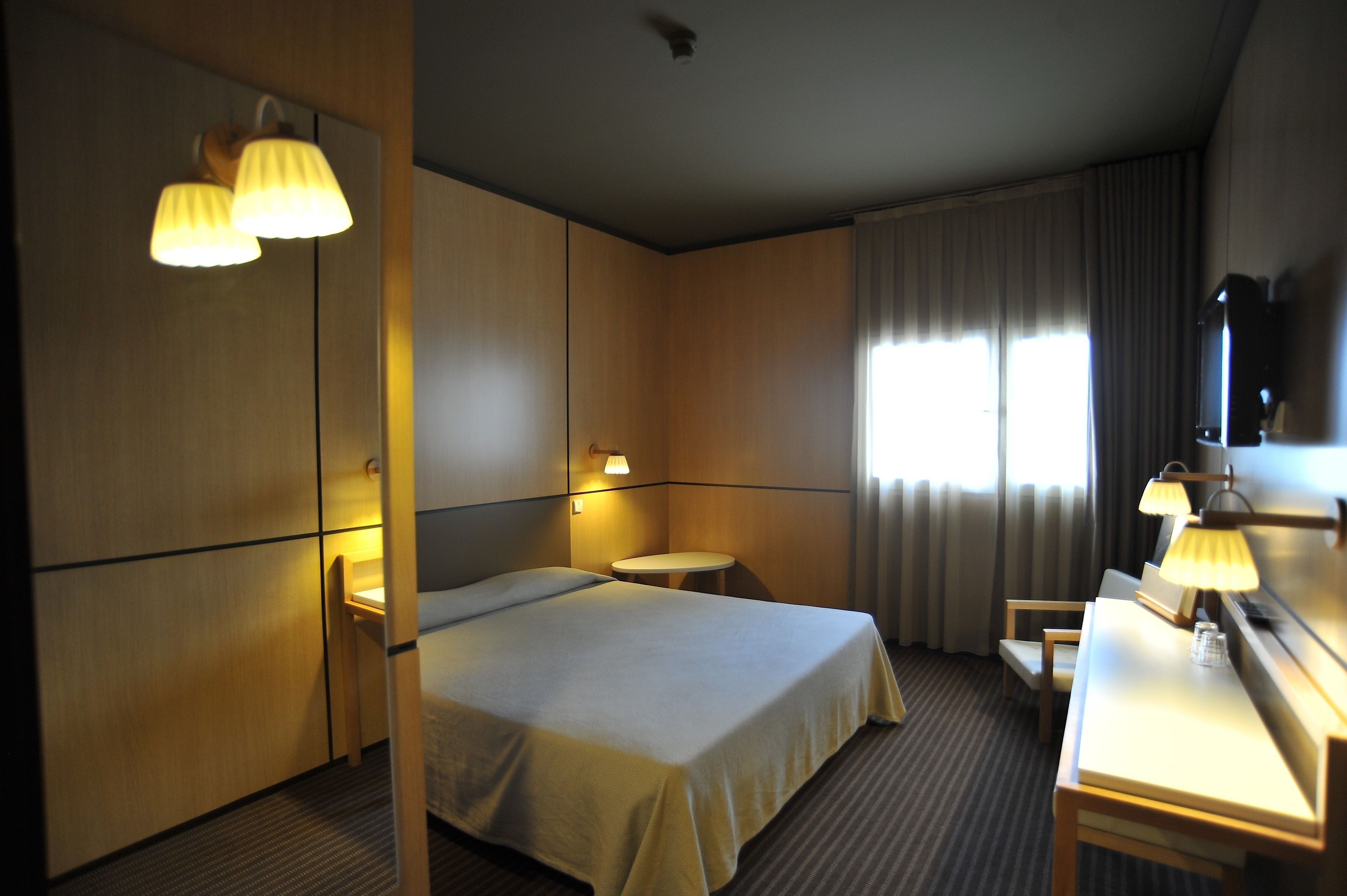 Minibar, cofre no quarto, secretária, cortinas/cortinados opacos 