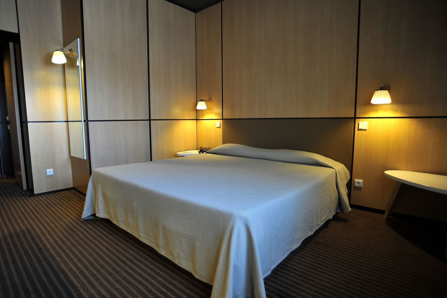 Minibar, cofre no quarto, secretária, cortinas/cortinados opacos 