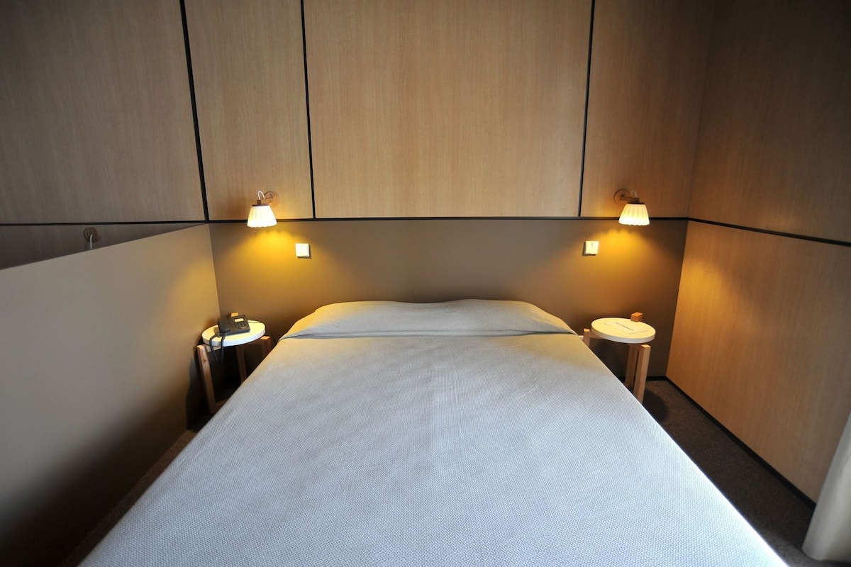 Frigobar, cofres nos quartos, escrivaninha, cortinas blackout