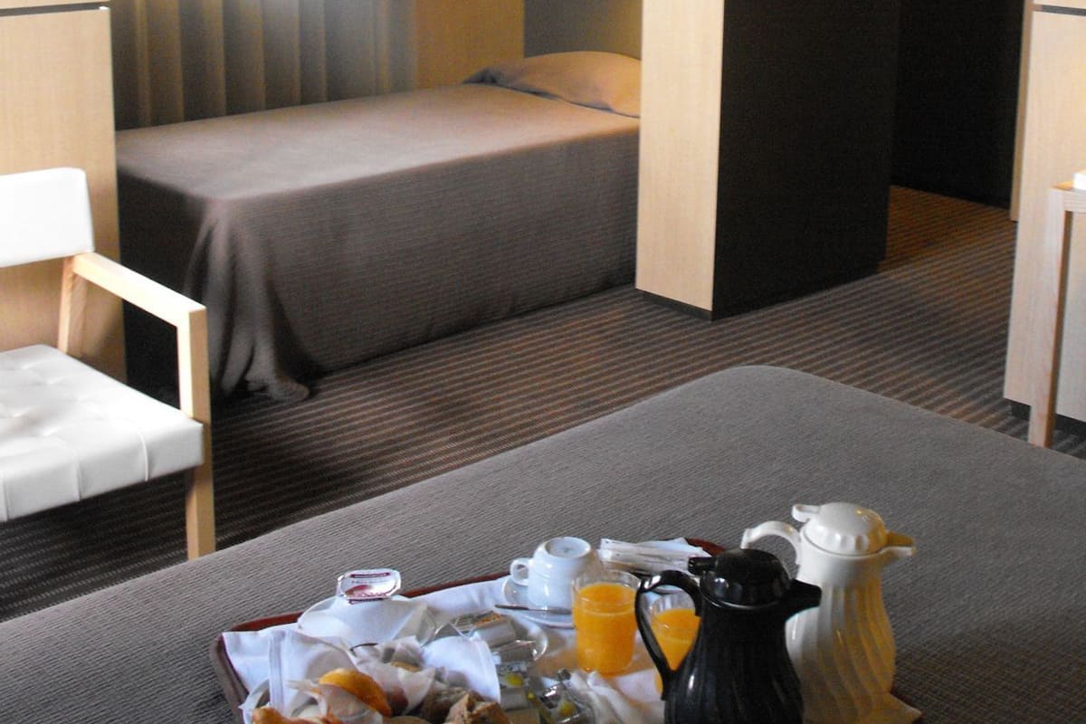 Frigobar, cofres nos quartos, escrivaninha, cortinas blackout