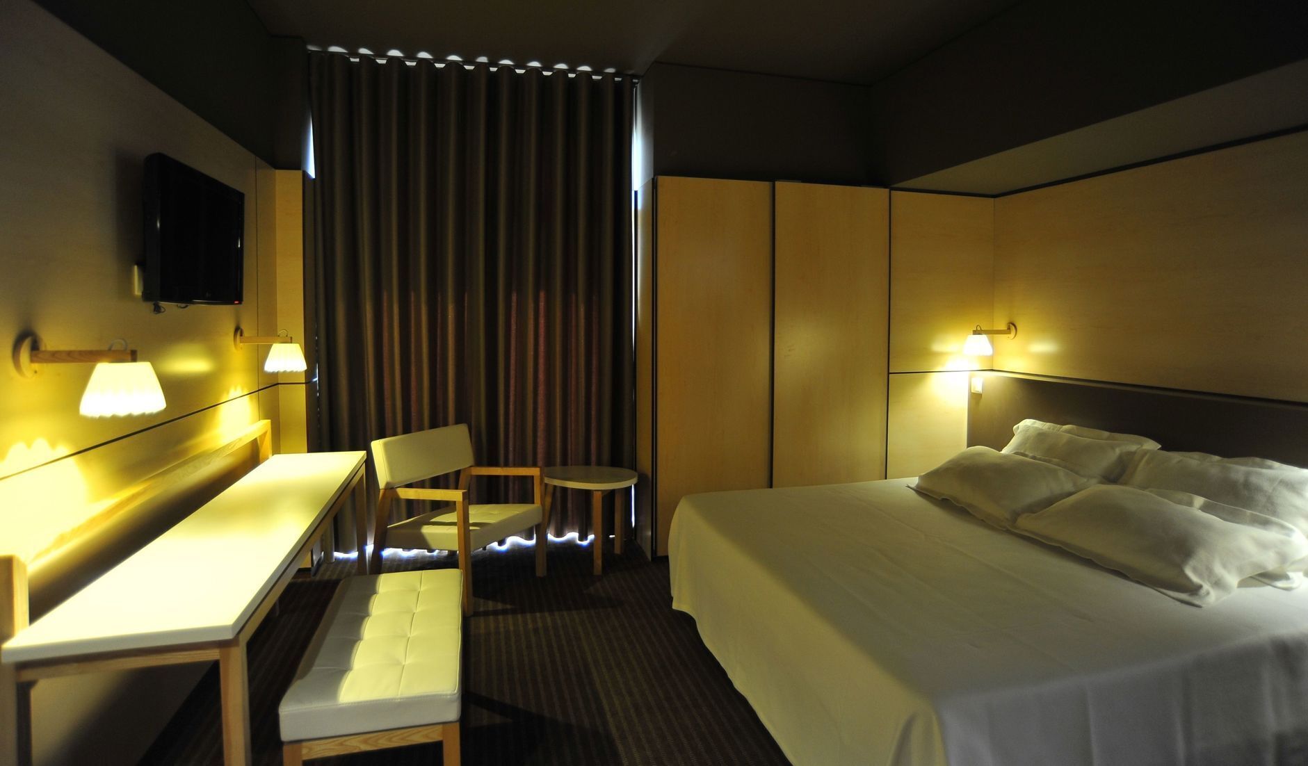 Minibar, cofre no quarto, secretária, cortinas/cortinados opacos 