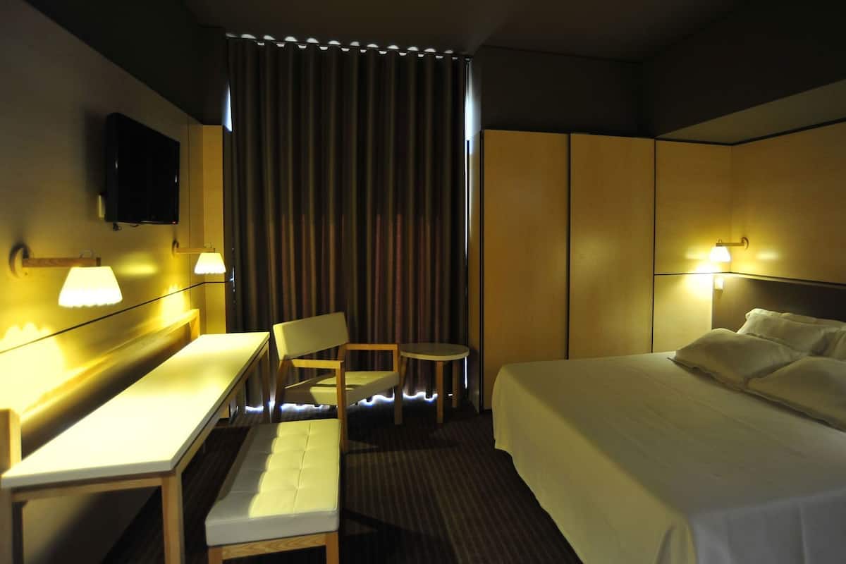 Frigobar, cofres nos quartos, escrivaninha, cortinas blackout