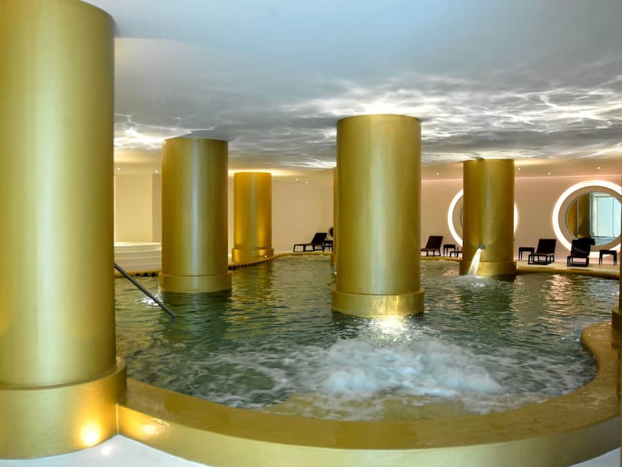 Banheira de hidromassagem interior