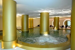 Banheira de hidromassagem interior