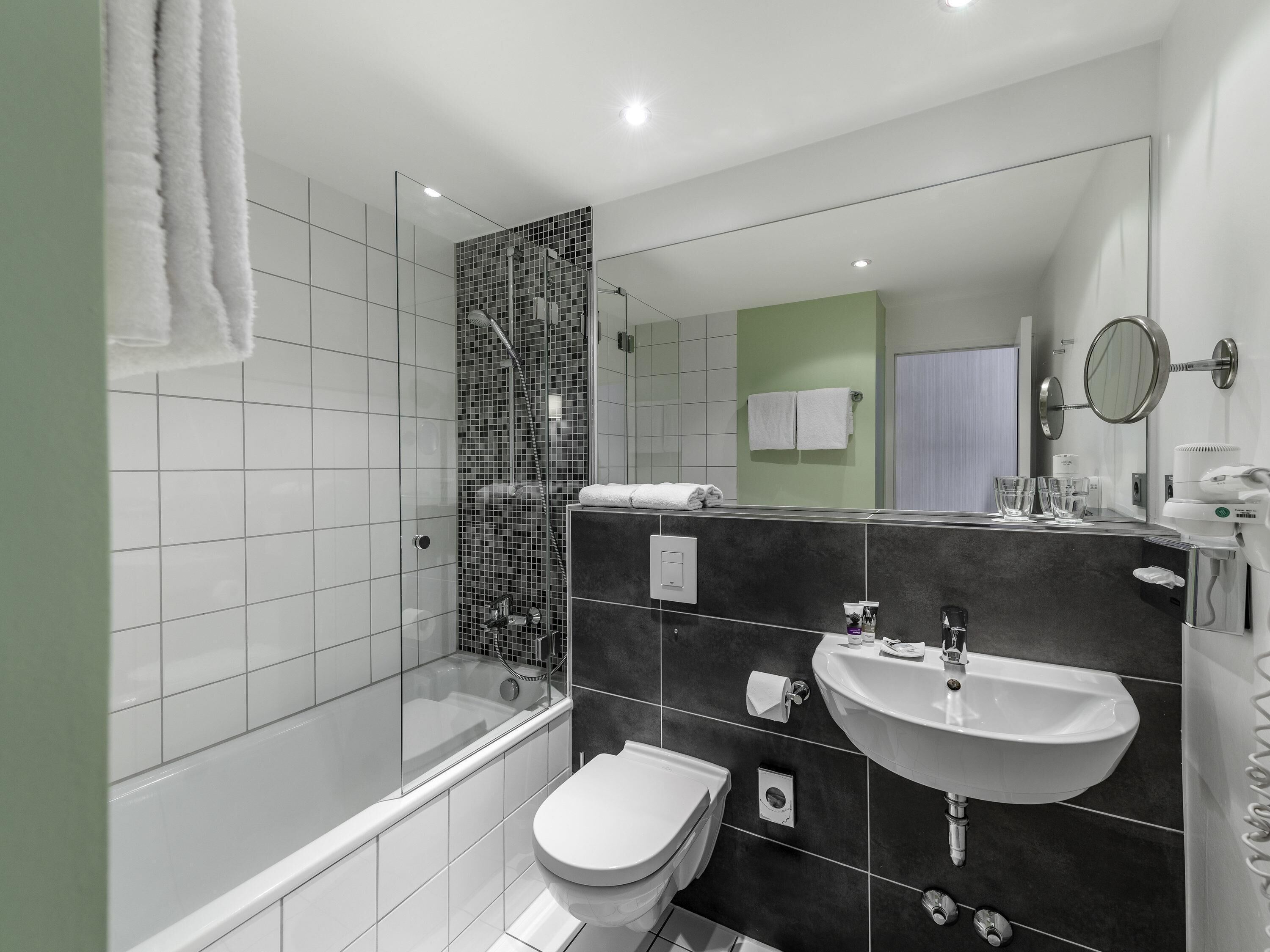 Quarto Standard | Cofre no quarto, secretária 