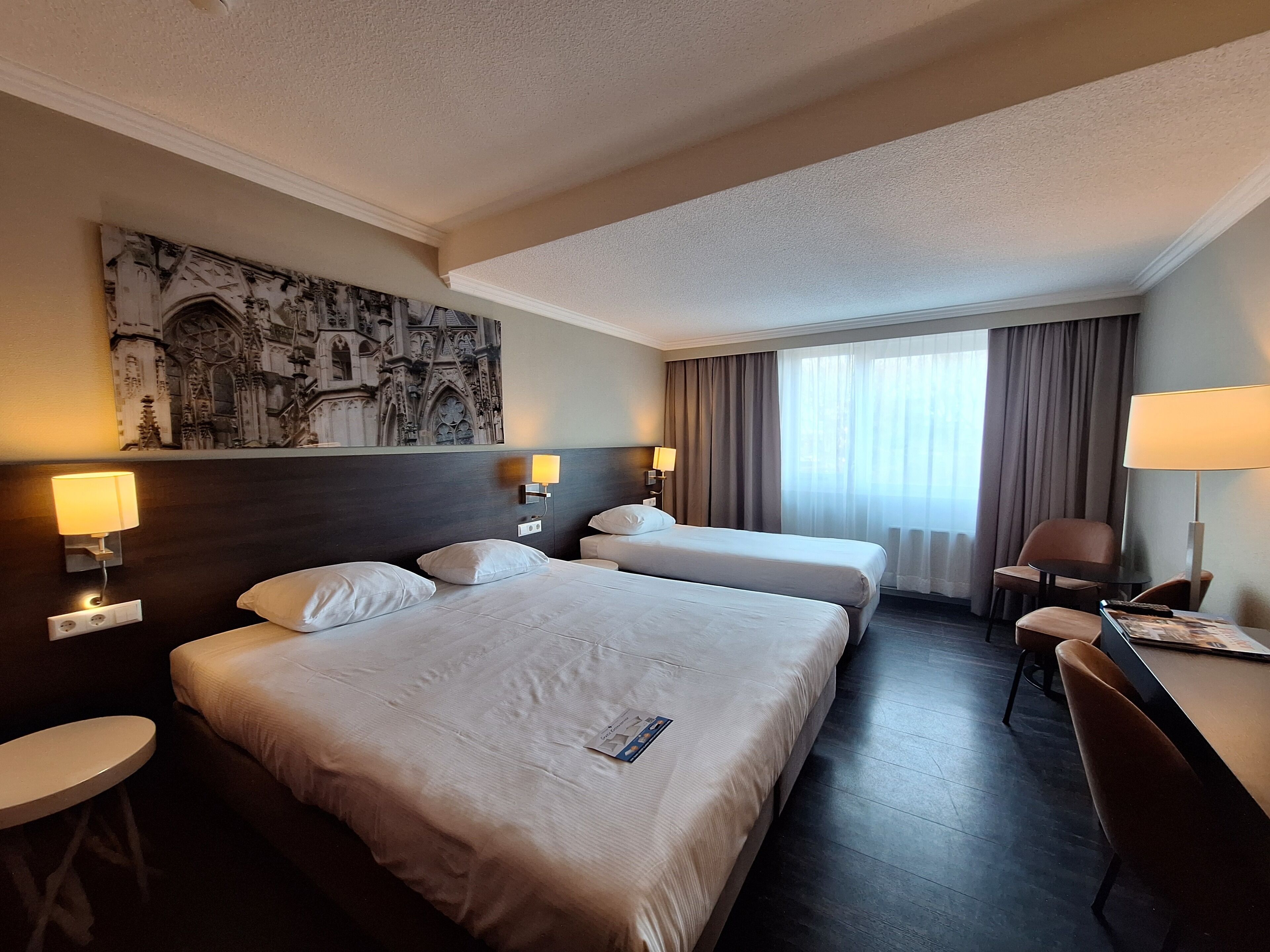 Quarto Triplo, banheira | Cofre com capacidade para portátil, secretária, Wi-fi grátis 