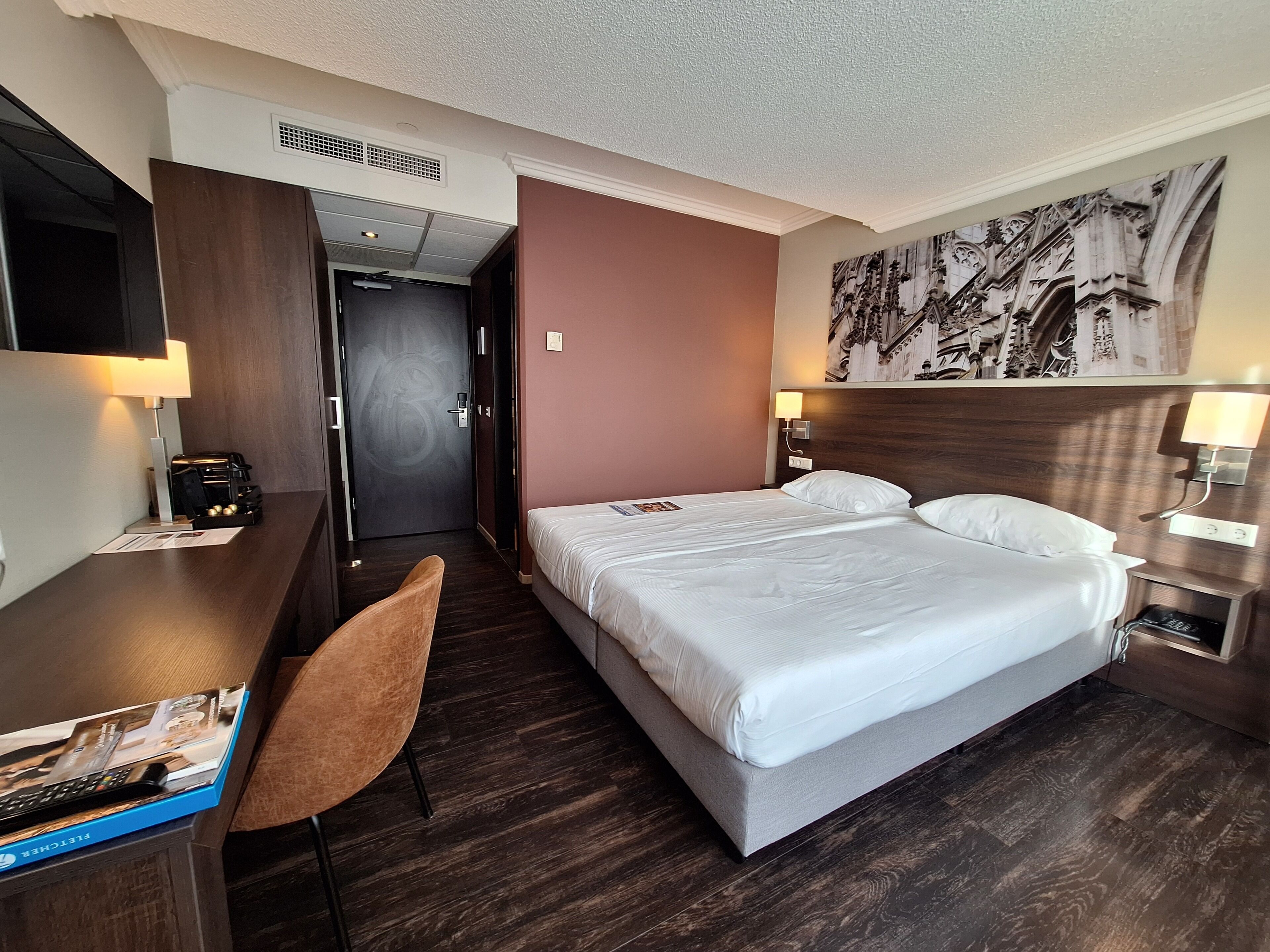 Quarto Duplo Comfort (shower) | Cofre com capacidade para portátil, secretária, Wi-fi grátis 